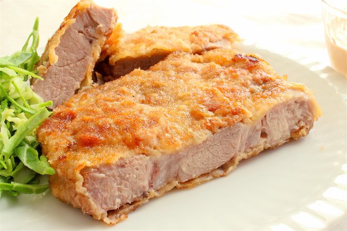 【グランシェフが和食!?】世界一薄い衣だと!?少ない油で揚げ焼きする「フレンチシェフのとんかつ」に挑戦！ | TRILL【トリル】