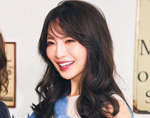 【40代＆50代の髪型】巻いてないのはNG！だけど難しくない巻き髪ロングヘア | TRILL【トリル】