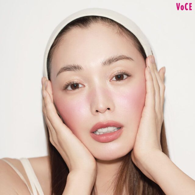 【蛯原友里】2色使いのチークが主役！ふんわりピュアな血色感メイク | TRILL【トリル】