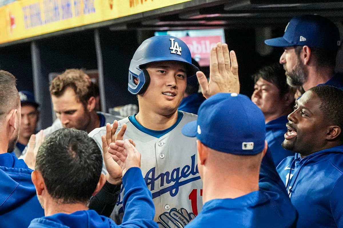 【MLB】新たなセレブレーション？ テオスカー、8号本塁打の大谷翔平を“マッスルポーズ”でお出迎え 米記者も「あのリアクション見て！」 | TRILL【トリル】