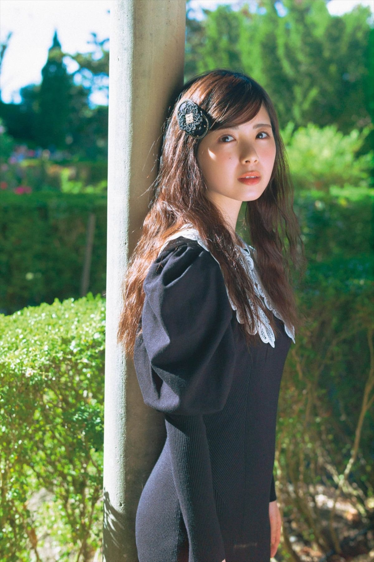 乃木坂46・筒井あやめ、修道院の庭にたたずむ清楚な姿に見惚れる！ 1st写真集先行解禁カット | TRILL【トリル】