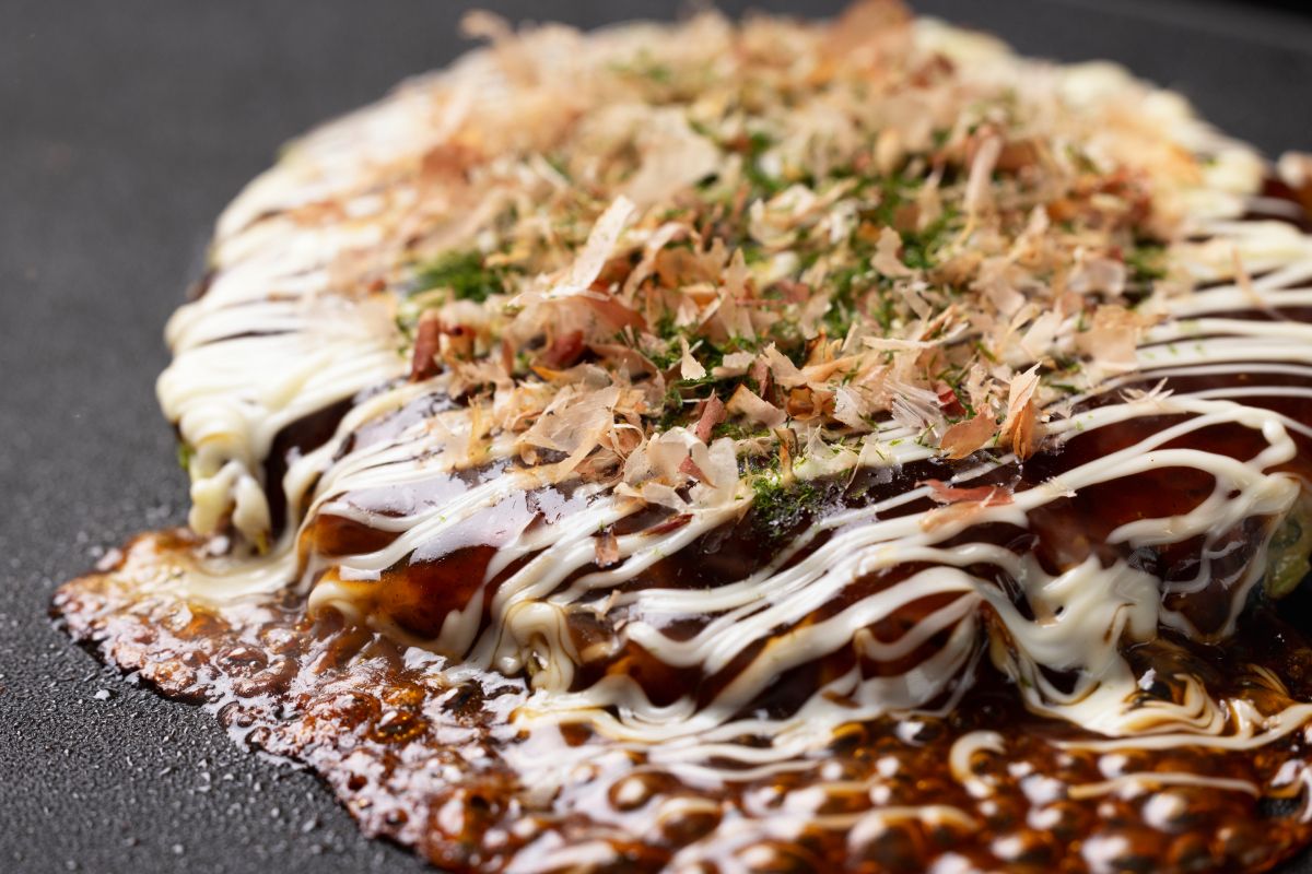 【日本にわずか3人】お好み焼士マイスターが教える、絶品『関西お好み焼き』とは？ | TRILL【トリル】