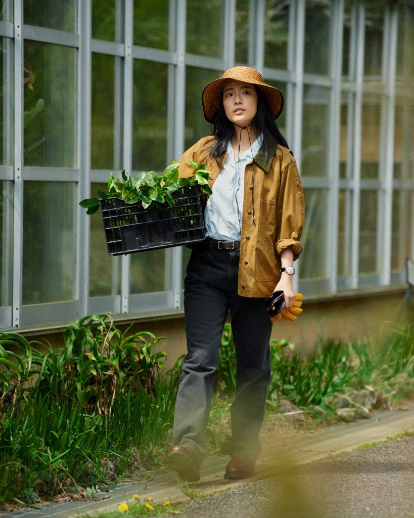 これからの梅雨に活躍するのは、防雨効果のある本格派ハンサムジャケット【薬草研究家の1日⑤】 | TRILL【トリル】