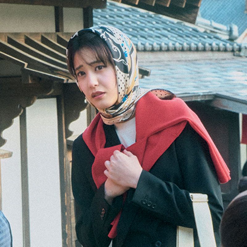 カジュアルワンピ×ジャケットのきれいめMIX！肩がけニットでこなれ見え | TRILL【トリル】