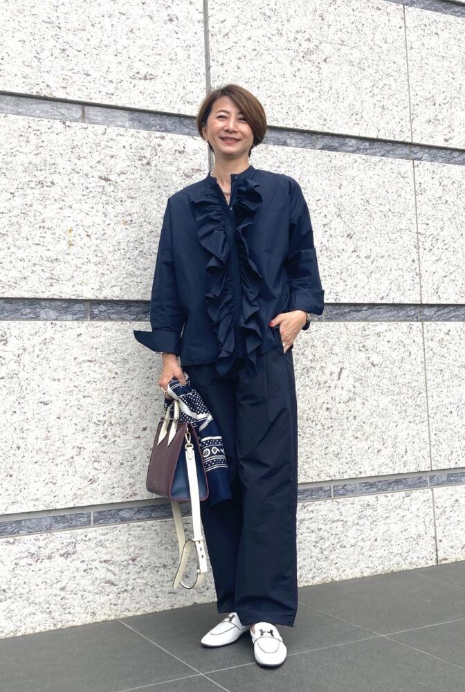【60代お手本スナップ】初夏は「エルメス」のホワイトシューズで軽やかに！ネイビーコーデを華やかにする着こなしや小物使いにも注目！ | TRILL【トリル】