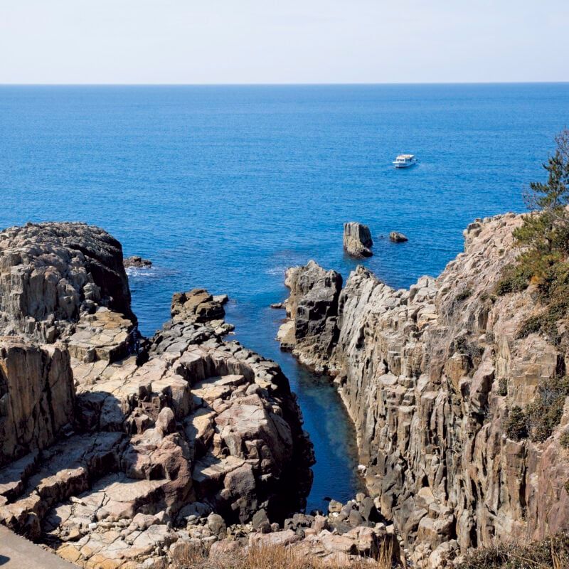 【福井県・観光】絶対に訪れたい！「福井東尋坊」と「名勝 養浩館庭園」で出合う福井の美景を堪能 | TRILL【トリル】