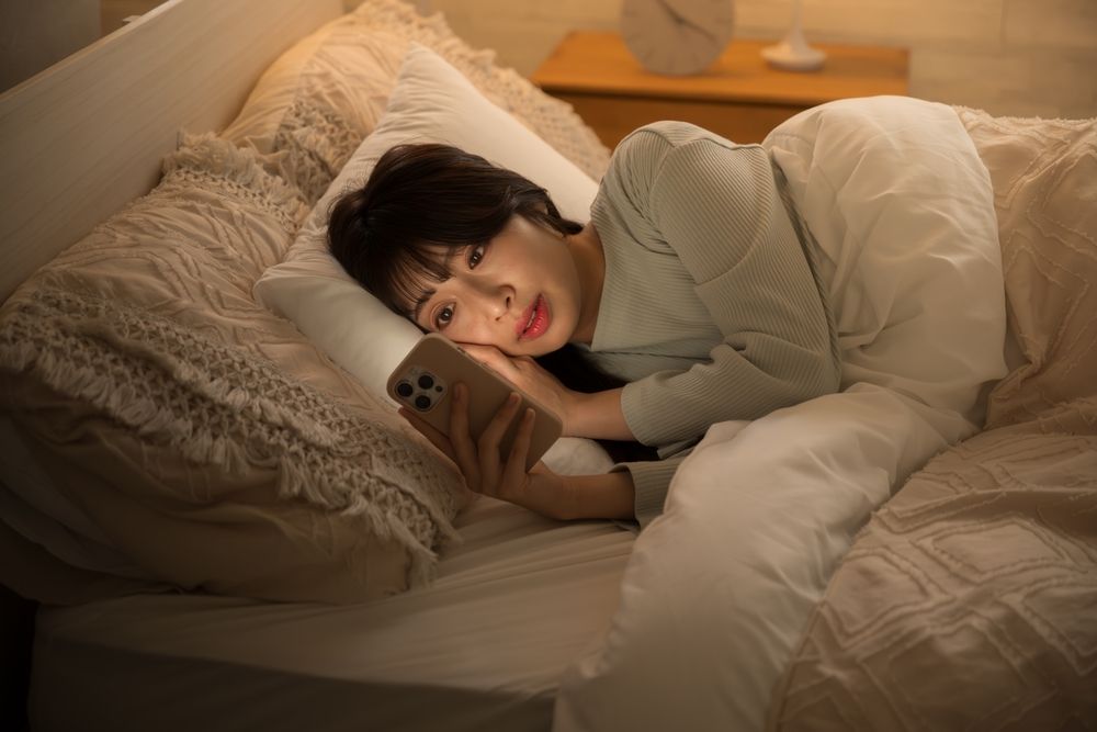 恋人のSNSは監視しない方がいい？ チェックしたくなる原因や対処法を紹介 | TRILL【トリル】