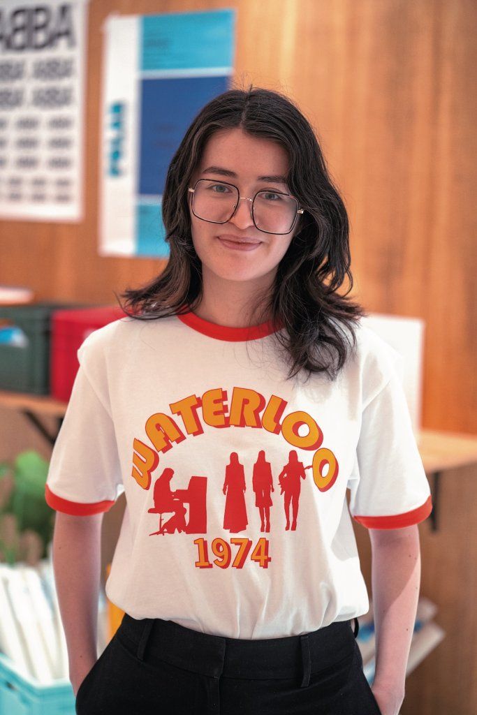 ヴィンテージ感が半端ない！ 70年代のポップアイコンABBAのTシャツが主役のコーデ！【番外編：スウェーデン】 | TRILL【トリル】