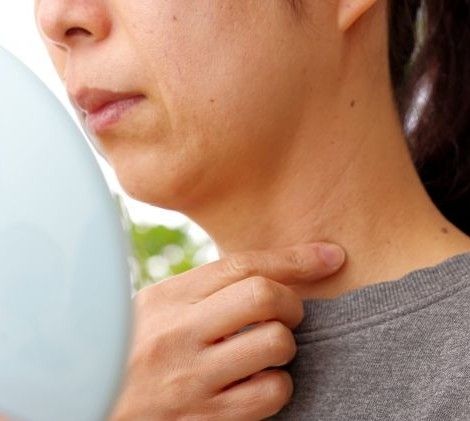 医師「老け見えの原因に」→実は『首のシワ』が深くなってしまう…やりがちな“2つのNG習慣”とは？【医師の監修】 | TRILL【トリル】