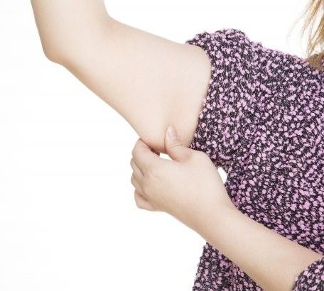 『二の腕がたるんでいる人』には“意外な共通点”があった…→たるみを悪化させる…やりがちな“NG習慣”とは？【医師が解説】 | TRILL【トリル】