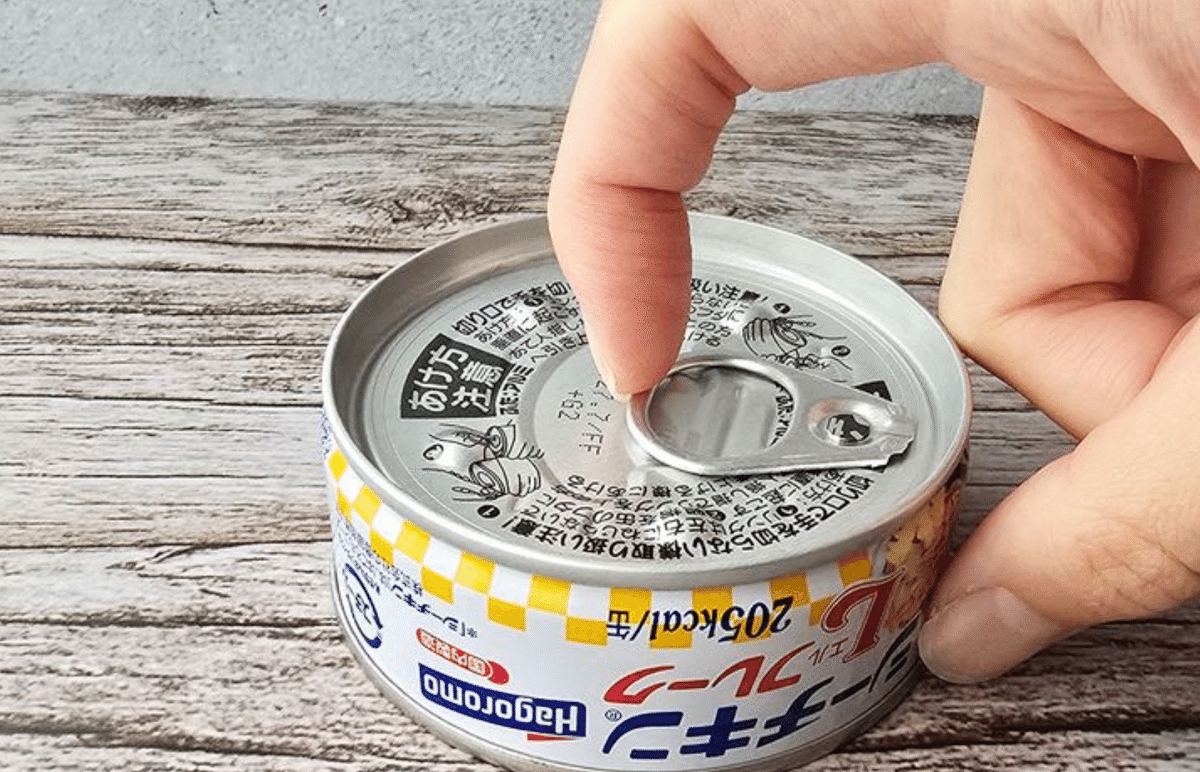 『缶のプルタブ』が開けづらい…→“まさかのアイテム”を使えば爪を使わなくてOK！ “驚きの方法”に「めちゃお得情報」「こんなに強いんだ」 | TRILL【トリル】