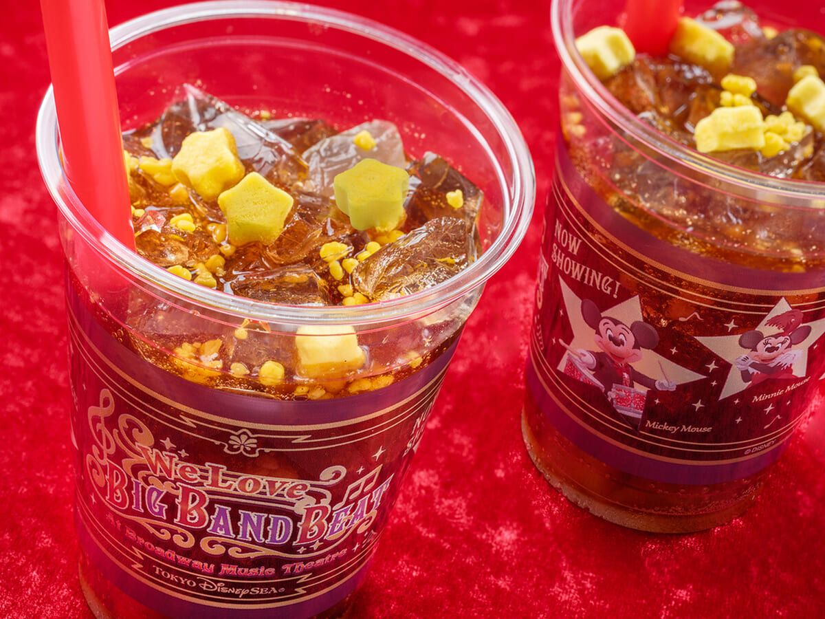 ミッキー&ミニーデザインカップ入り！東京ディズニーシー「We Love ビッグバンドビート」スパークリングドリンク（コカ・コーラ＆アップル） | TRILL【トリル】