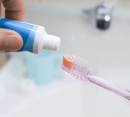 歯科医師「濡らしてから使わない方がベター」 実は勘違いしていた？！歯磨き粉の『NGな使い方』とは【医師の監修】 | TRILL【トリル】