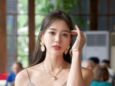 『女神級スタイルOL』ジャカルタでの“美しすぎるチラ見え”カウンターショットに「外国でも誰より美しい」 | TRILL【トリル】