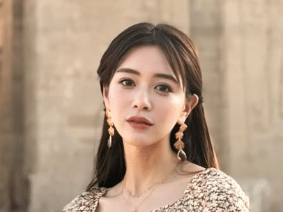 『完璧スタイルOL』ロングスカートからチラッと覗く“ほっそり美脚”に「綺麗な素足にドキン」「クレオパトラだ」 | TRILL【トリル】