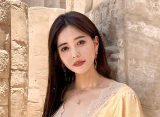 まるで“本物のクレオパトラ”…『極上スタイルOL』エジプトでの“魅力マシマシ”ショットに「何もかもが美しいです」 | TRILL【トリル】