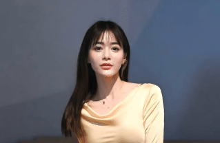 美しいボディラインにクギヅケ…『極美スタイルOL』大阪万博での“幻想的”な姿に「色っぽすぎる」「アラブの王女かと」 | TRILL【トリル】