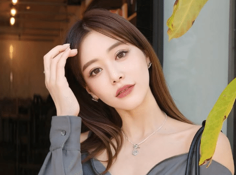 美しい“デコルテ”に惚れぼれ…『極上スタイルOL』胸元のあいた“艶やかスタイル”に「透き通る透明感…」「色っぽ」 | TRILL【トリル】