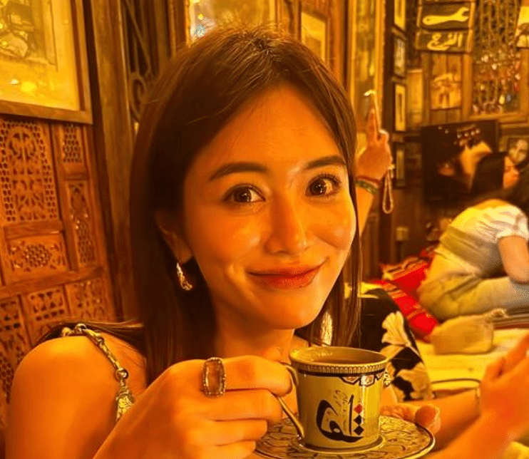 35歳“美しすぎる会社員”、妖艶なワンピースに身を包んだ姿に「きれいで素敵」「まるで映画のセット」 | TRILL【トリル】