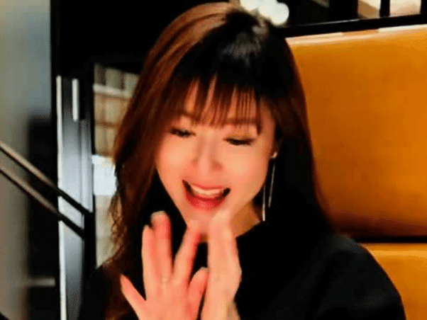 こんな年齢の重ね方をしたい…『奇跡の50代美魔女』55歳を迎えたバースデーの様子に絶賛！「全く歳をとらない」 | TRILL【トリル】