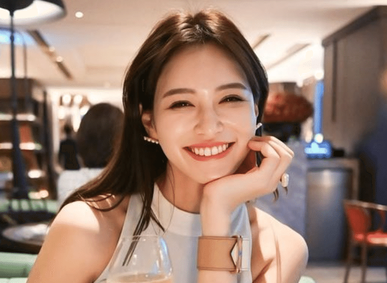 「かわいすぎです」普通の会社員なんて信じられない…『超美スタイルOL』スラっとボディが際立つ“上品コーデ”に称賛集まる | TRILL【トリル】