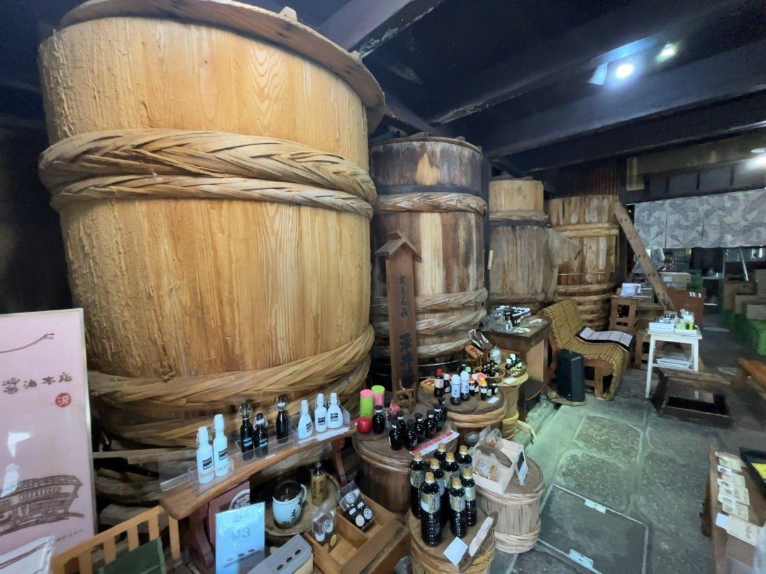 【京都発酵】全国の料理人が注目する本醸造醤油！古い木桶並ぶ明治創業老舗「澤井醤油本店」 | TRILL【トリル】