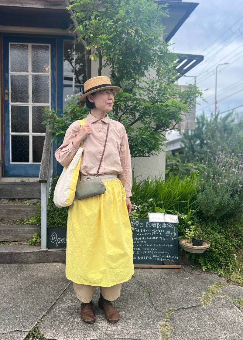 【スナップ】大阪のカフェで出会った、巧みな色使いのナチュラルスタイル | TRILL【トリル】