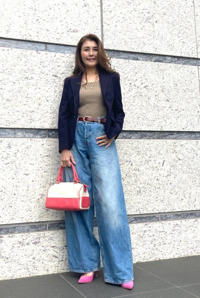 【60代お手本スナップ】60代が「紺ブレ×デニム」をかっこよく着こなすには？程よいデコルテ見せが大人の華やかスタイルを演出！ | TRILL【トリル】