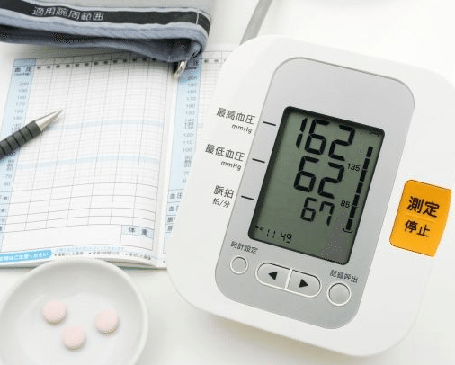 医師「なるべく避けて」→実は『脳卒中』のリスクを高めてる…高血圧の人は避けるべき“5つのNG食材”とは？【医師の監修】 | TRILL【トリル】