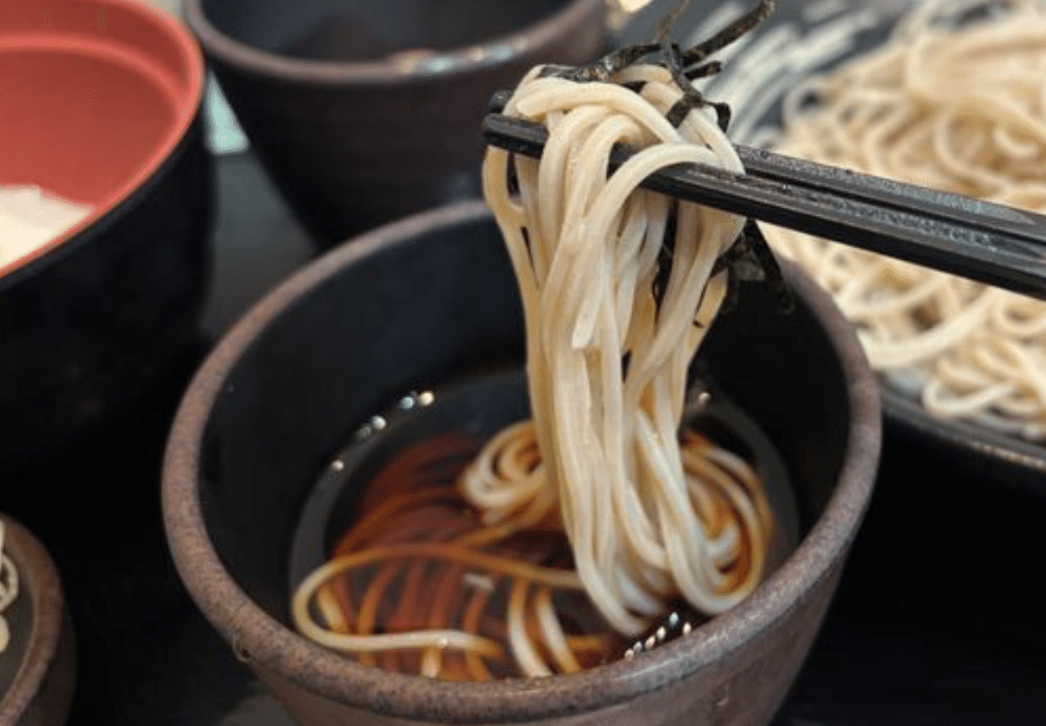 【ゆで太郎】「斬新で豪快」「なかなかうまい」SNSでも大絶賛の“絶品そば670円”が旨すぎる…！ | TRILL【トリル】