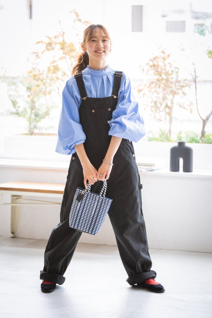 褒められコーデを教えます！レディなブラウスとボーイッシュなオーバーオールの組み合わせ【FUDGE FRIEND おしゃれさんの毎日コーディネート vol.542｜UMI】 | TRILL【トリル】