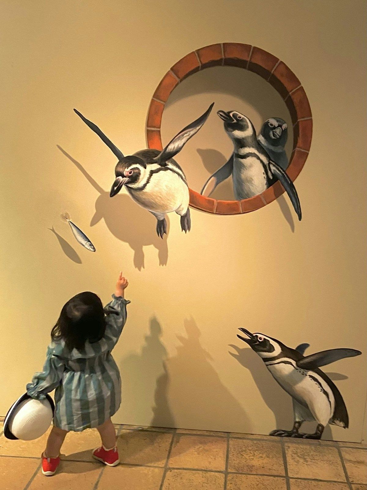 【二度見不可避】「ペンギン飛んでる！」→撮影された“決定的瞬間”がこれだ。躍動感あふれる姿にSNS民が熱狂 | TRILL【トリル】