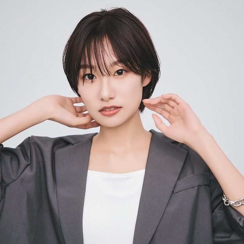 【ショート】シンプルで大人っぽい縦長ラインでスマートに | TRILL【トリル】