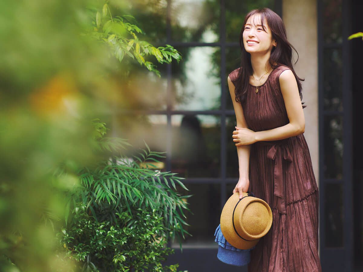 さらりと涼しい素材で夏の旅行にも♪微細ラメで華感たっぷりなブラウンワンピ | TRILL【トリル】