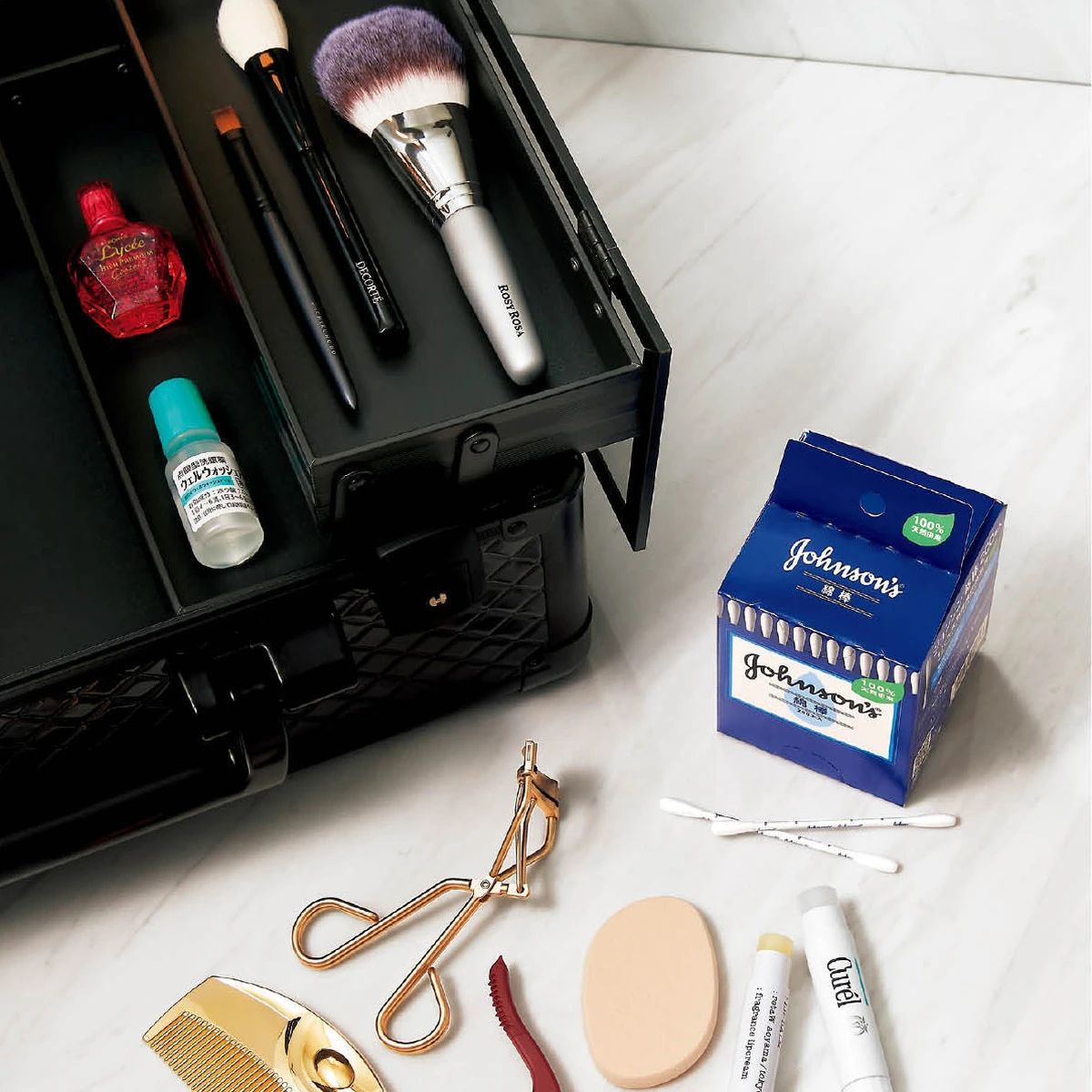 人気メイクアップアーティスト・中野明海さんのメイクボックスの中身を拝見。知られざる名品やプチプラアイテムも！ | TRILL【トリル】