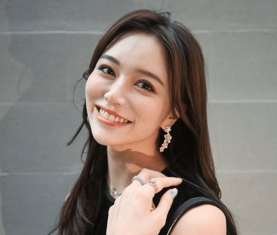 もはやアイドル級…『超絶美スタイルOL』スラッと美脚が眩しい“ミニワンピース姿”に絶賛の声「脚がすごくきれい」 | TRILL【トリル】