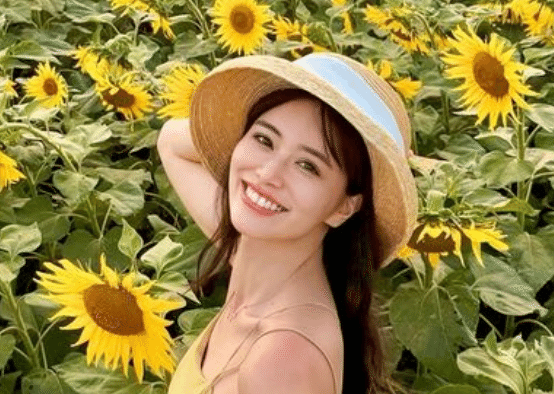 “女神級のビジュアル”に称賛多数…『抜群プロポーションOL』沖縄のヒマワリに囲まれる姿に「本当によく似合います」 | TRILL【トリル】
