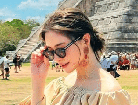 艶やか“肩出しスタイル”にうっとり…『美しすぎるOL』メキシコ旅行スタイルに大絶賛の声！「最高のシチュエーション」 | TRILL【トリル】