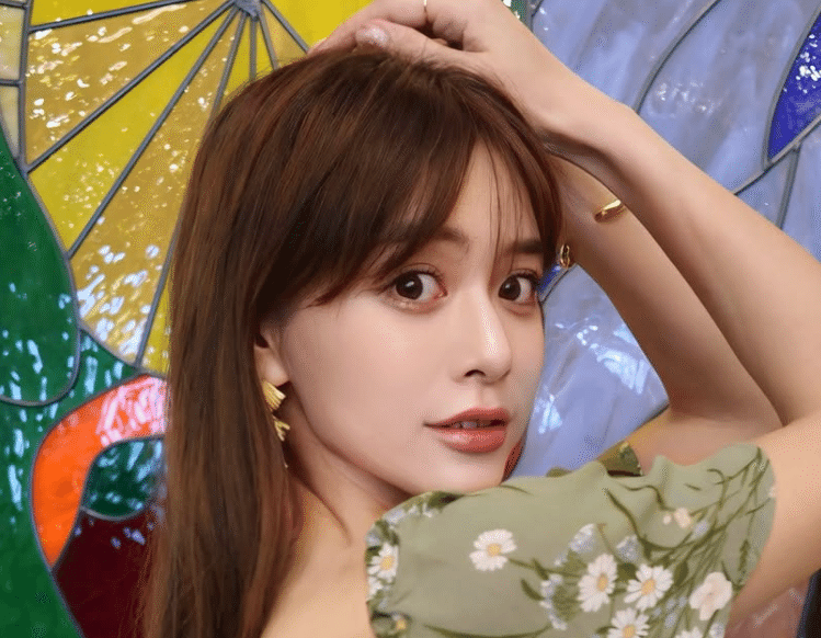 「全て完璧」チラリと見える“ウエスト”に悶絶…『爆美スタイルOL』“大胆露出”のワンピコーデにSNS絶賛「素晴らしいスタイル」 | TRILL【トリル】