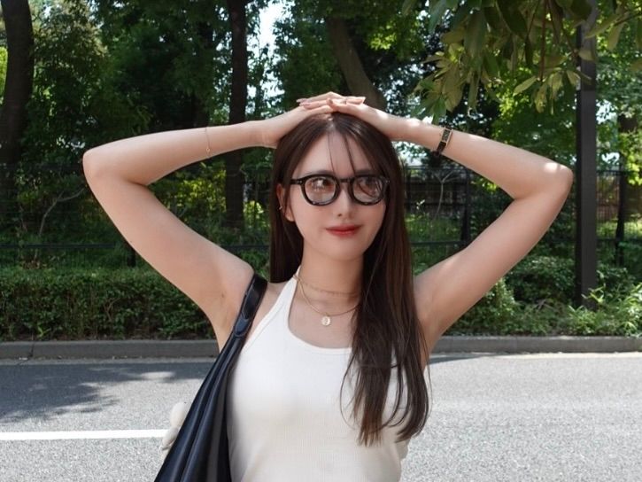 美しい背中の“大胆露出”にクギヅケ…『元ミスコングランプリ』健康的なスタイルを披露し→「とても可愛い」SNS称賛 | TRILL【トリル】