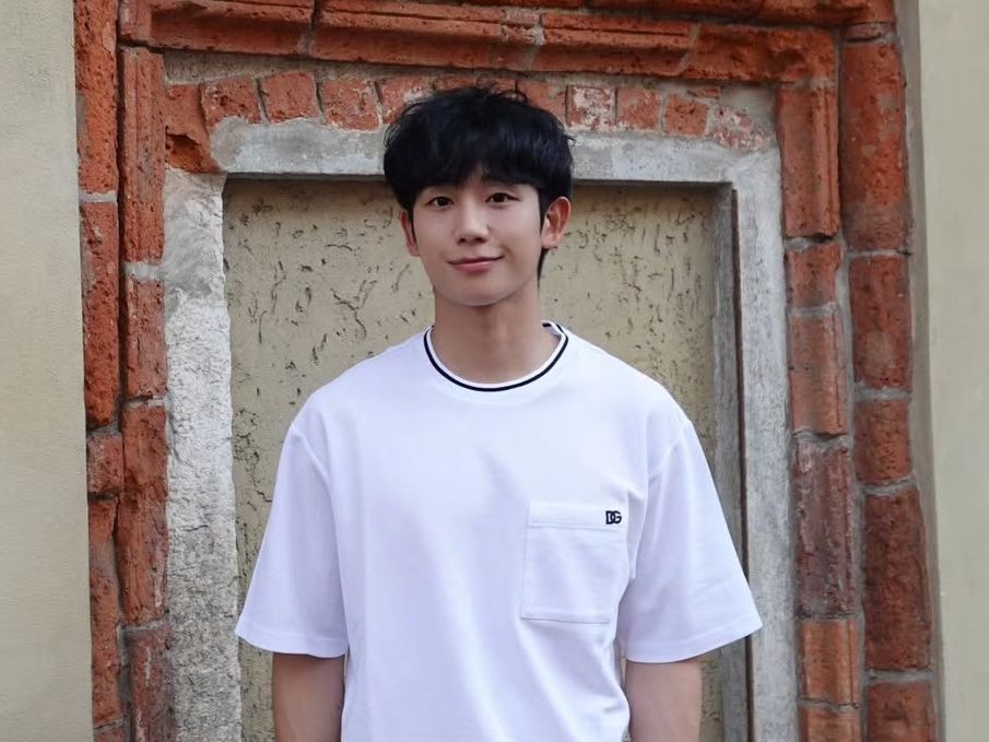 女性ファンの心を鷲掴み！チョン・ヘイン、イタリアで見せた爽やかビジュアルに絶賛の声【PHOTO】 | TRILL【トリル】