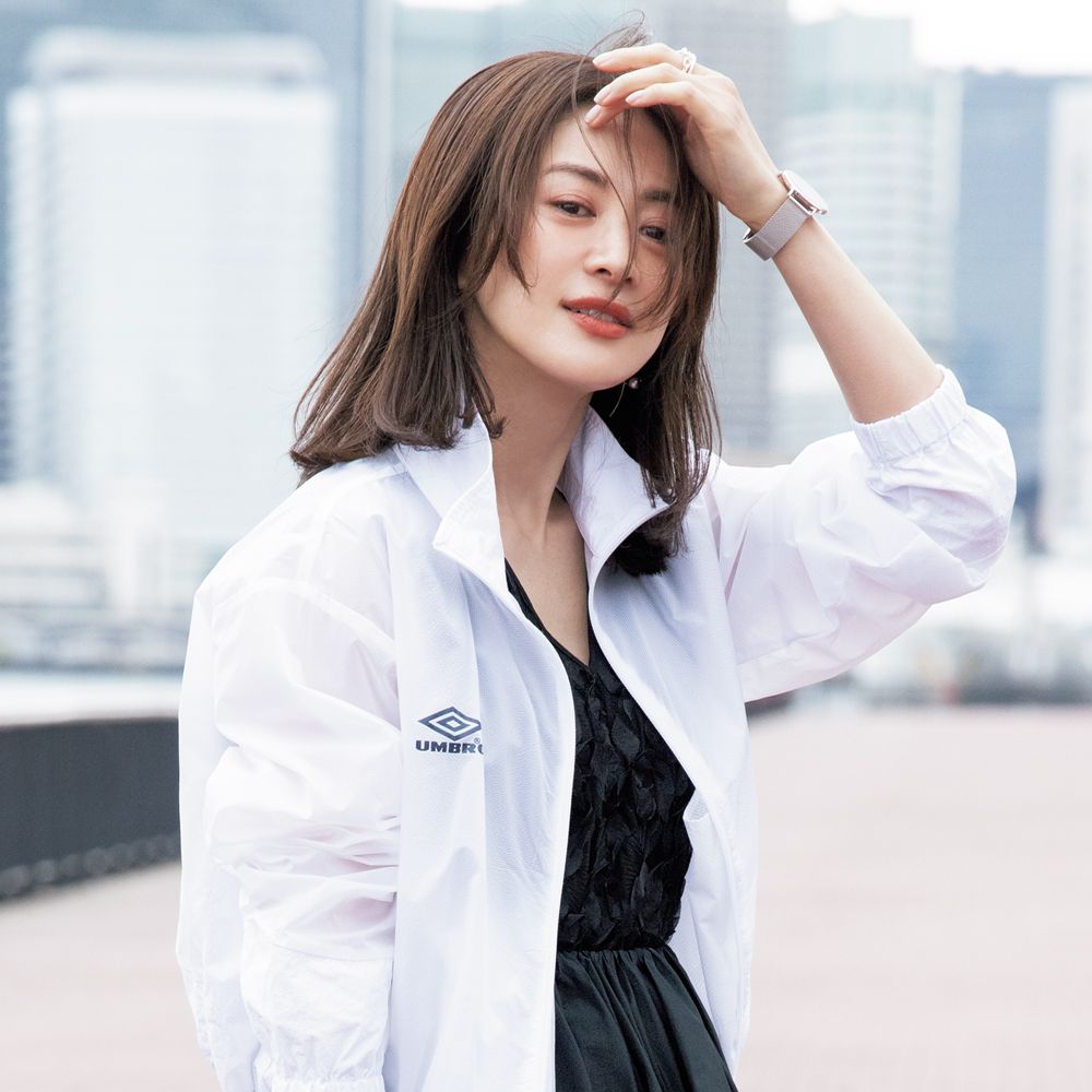 【40代のモノトーンコーデ】はスポーティアウターを上手にいかして洒落感アップ！ | TRILL【トリル】