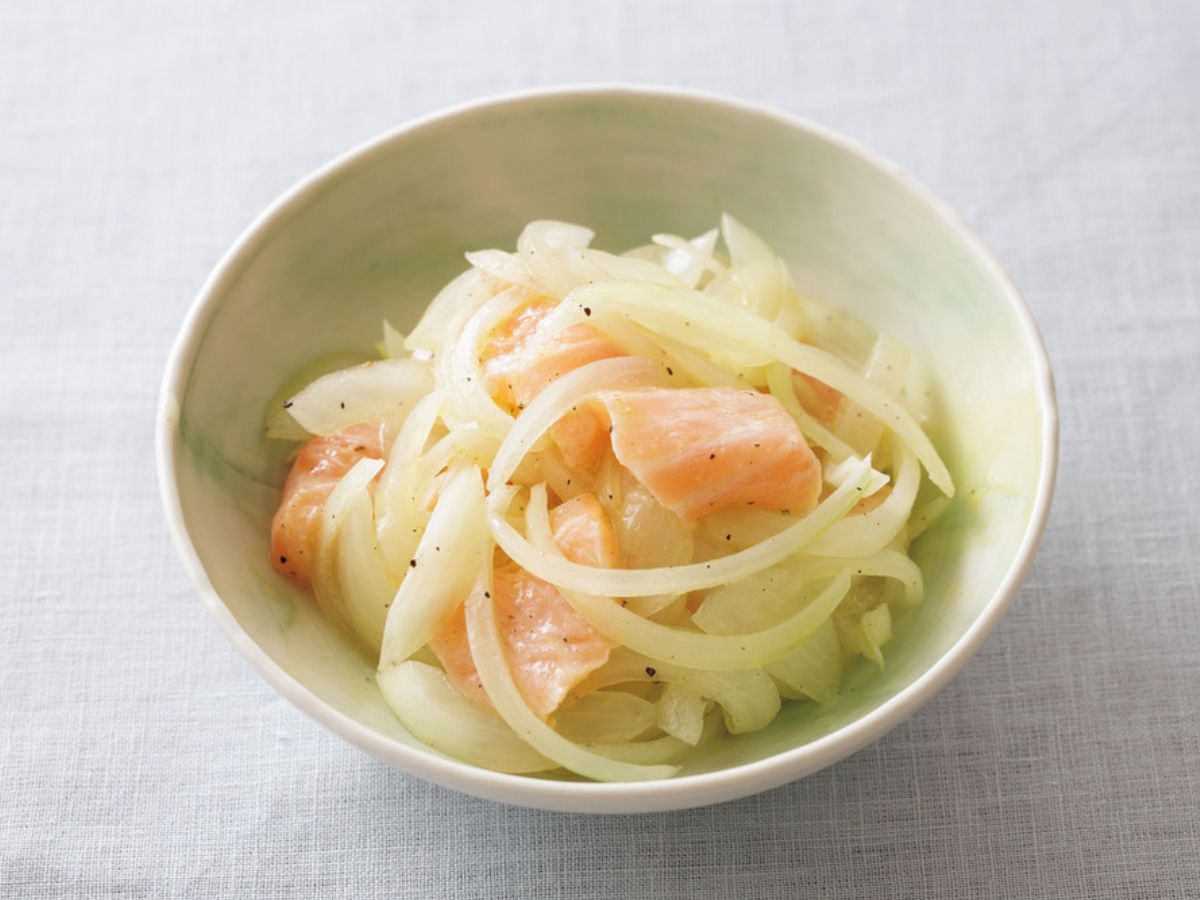 【味しみの裏技】レンチン1分で玉ねぎの辛みが消える『玉ねぎとサーモンのマリネ』 | TRILL【トリル】