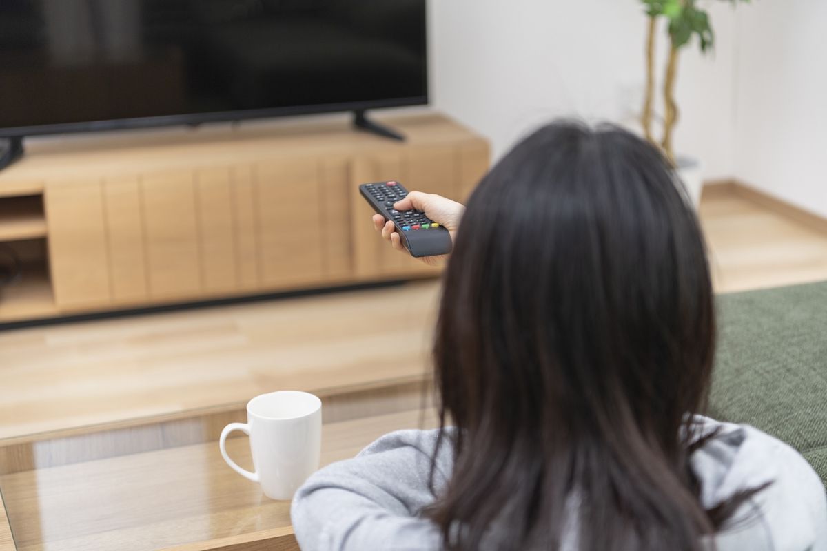 この夏に観たい「地上波ドラマ」ランキング！ 2位は綾瀬はるか主演の『ひとりでしにたい』、1位は？ | TRILL【トリル】