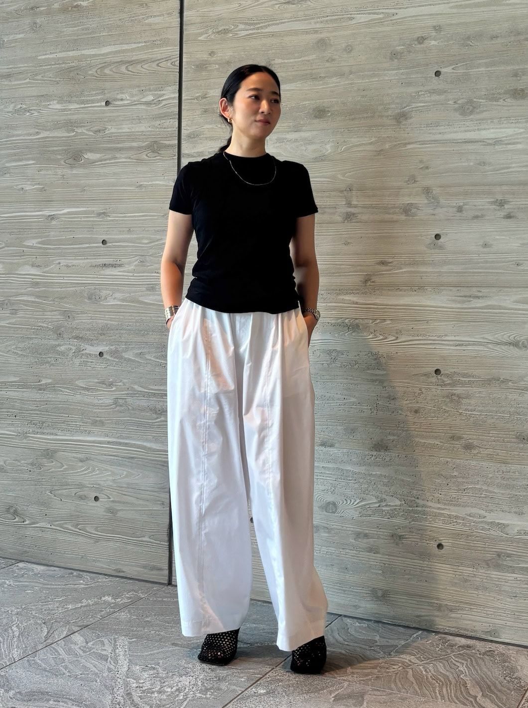 【40代スナップ】メッシュサンダルがポイント！ 夏でも涼やかなモノトーンコーデ｜網代佳奈さん | TRILL【トリル】