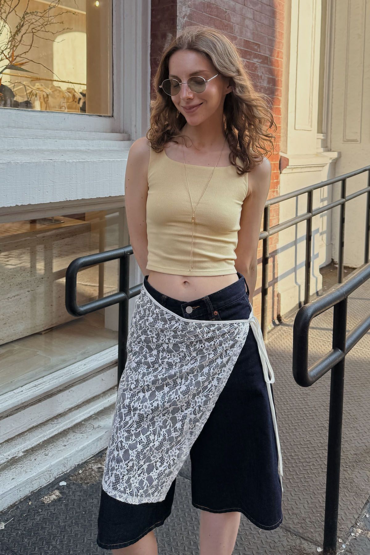 2025-26年秋冬は“ひざ下丈ボトム”が大ヒットの予感。GUで見つけたプレッピーなバミューダパンツが使える！ | TRILL【トリル】