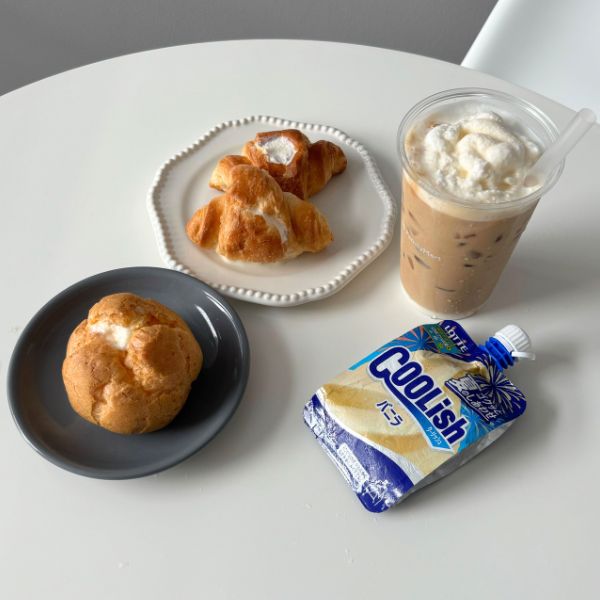 海外SNSで話題の“クーリッシュアレンジ”まとめ！コンビニで揃う、カフェラテやパンで楽しむひんやりデザート | TRILL【トリル】