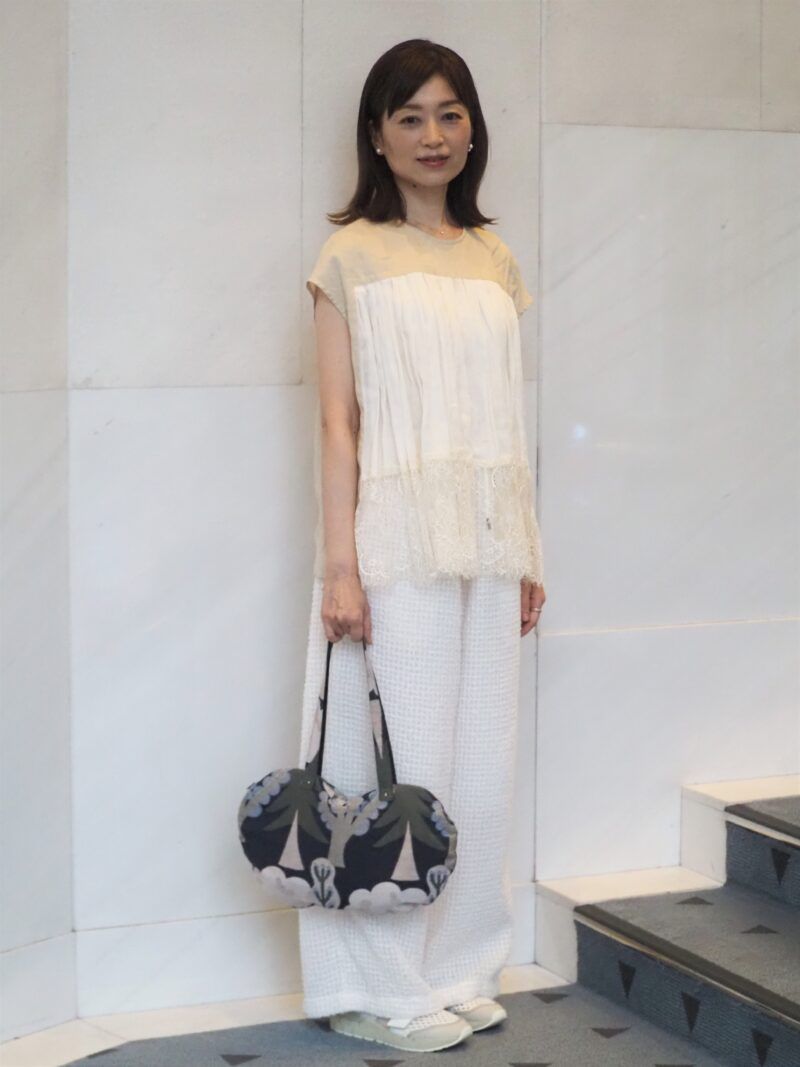 【スナップ】大人可愛い50代の夏の白コーデ！「ミナペルホネン」の豆バッグがポイントに | TRILL【トリル】