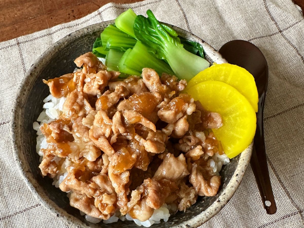 山本ゆりさんのレンチン『豚こまのルーローハン風』1回で完成、みんな大好き甘辛味 | TRILL【トリル】
