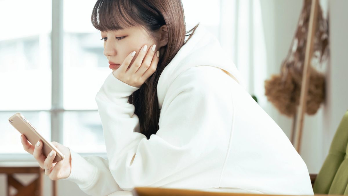 彼のSNSが気になる…モヤモヤを解消する3つの対処法 | TRILL【トリル】